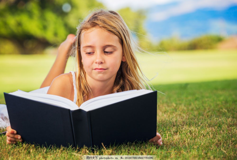 趴在草地上看书的外国小女孩图片_其他_人物形象-图行天下素材网
